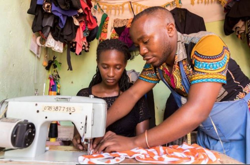 Inkomoko donates 500 smartphones to refugees – igisabo.rw