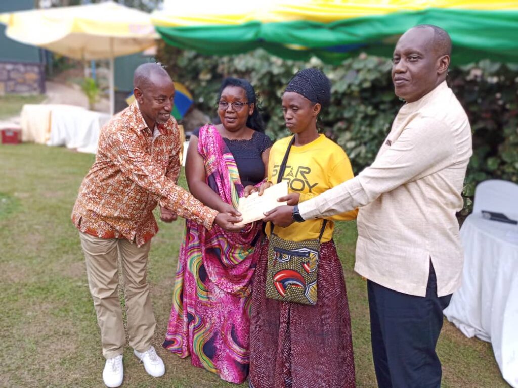 Umurenge wa Kanombe wizihije Umunsi Mukuru w’Intwari uremera umubyeyi w ...