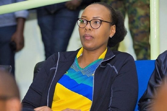 Minisitiri wa Siporo yagereranyije imyitwarire y’Abanyamakuru nko ...