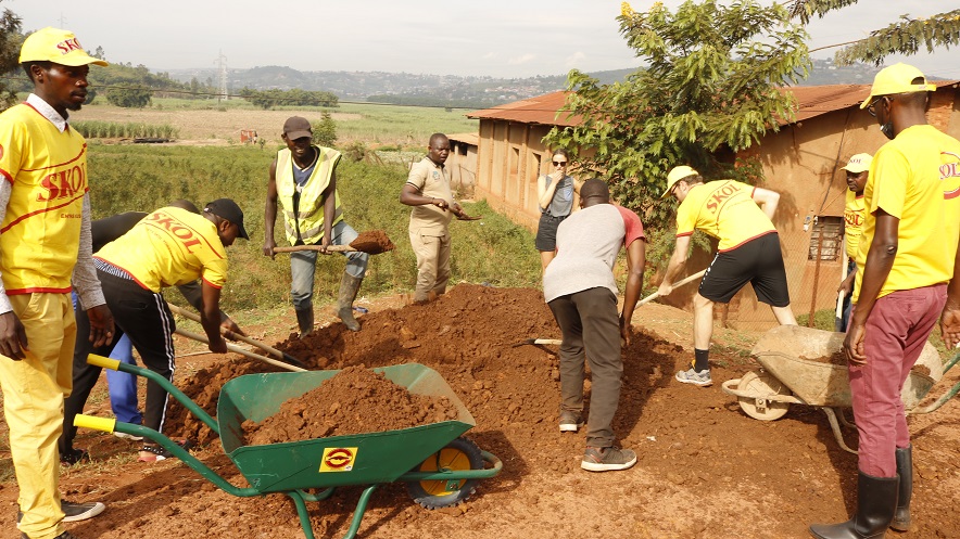 Uruganda rwa Skol na WASAC bifatanyije n’abaturage mu muganda rusange ...