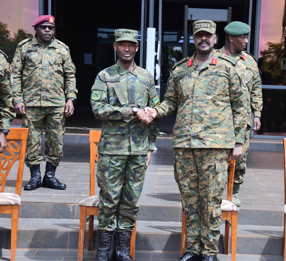 Umugaba Mukuru w’Ingabo z’u Rwanda, Gen Mubarakh Muganga yakiriwe n’ Umugaba mukuru w’ Ingabo za ...